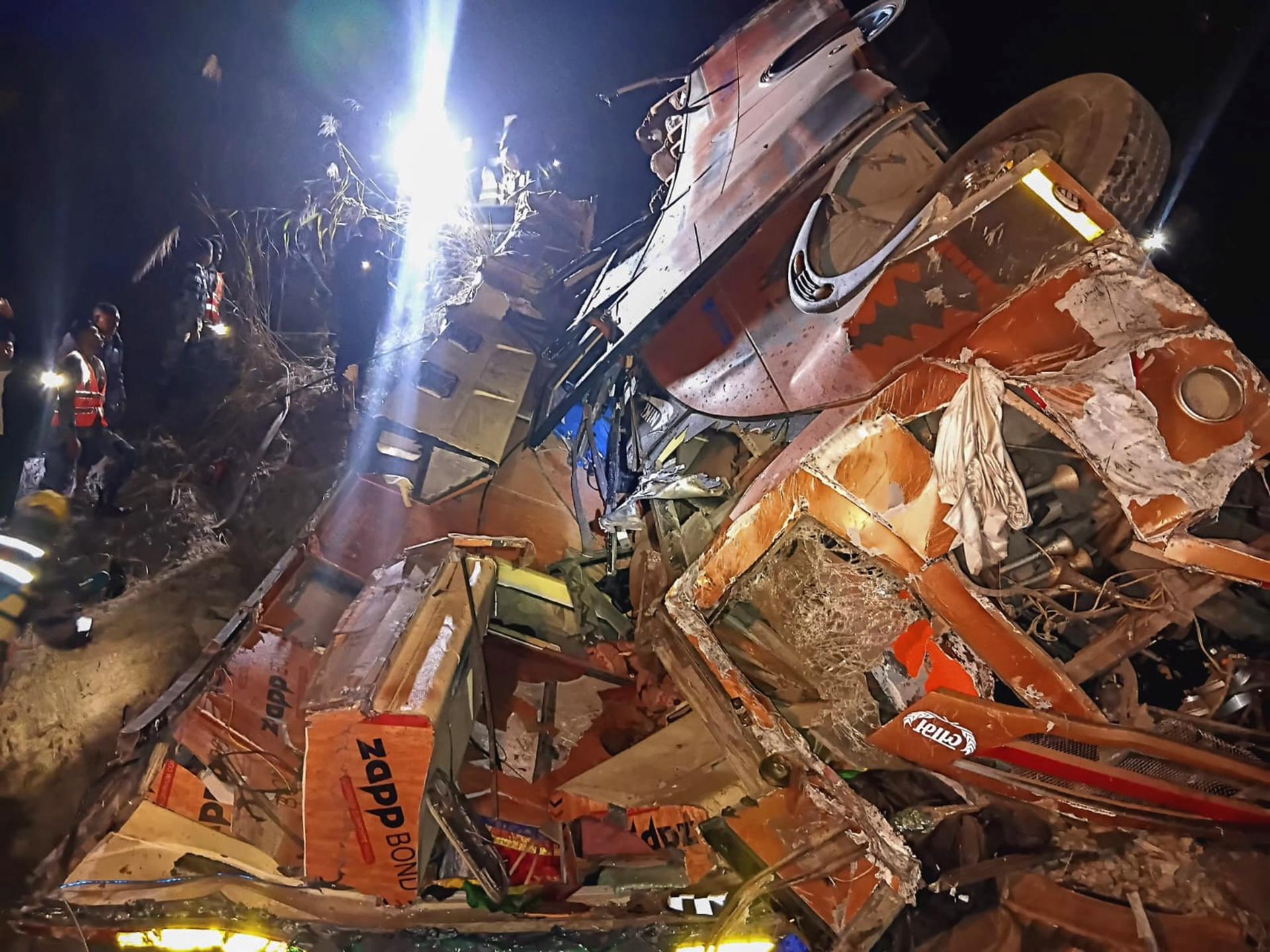 Tragedia en Nepal: 19 muertos y 25 heridos al caer un bus con turistas ...