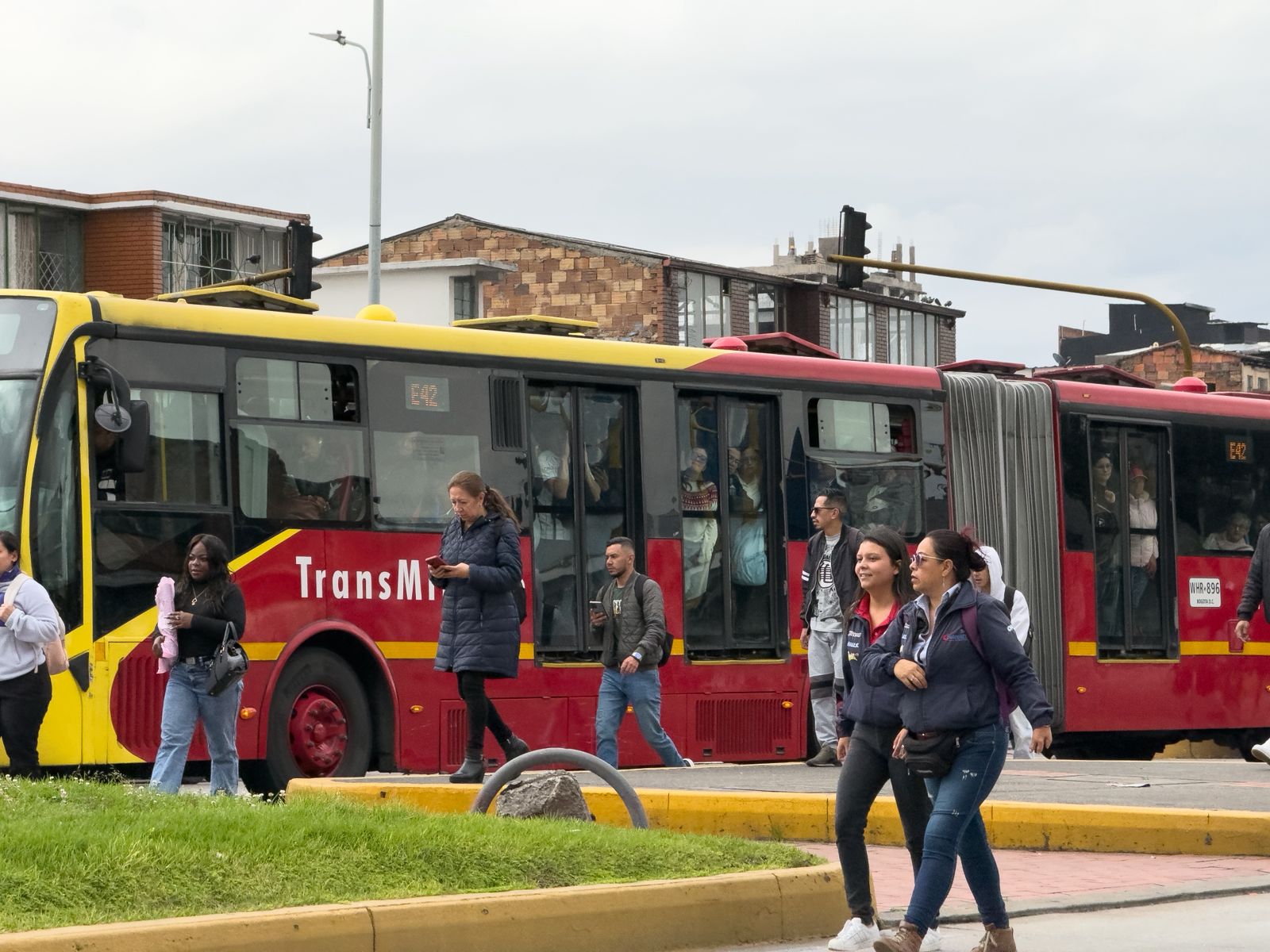 Bogotá colapsó en hora pico: protesta de trabajadores de la Primera ...