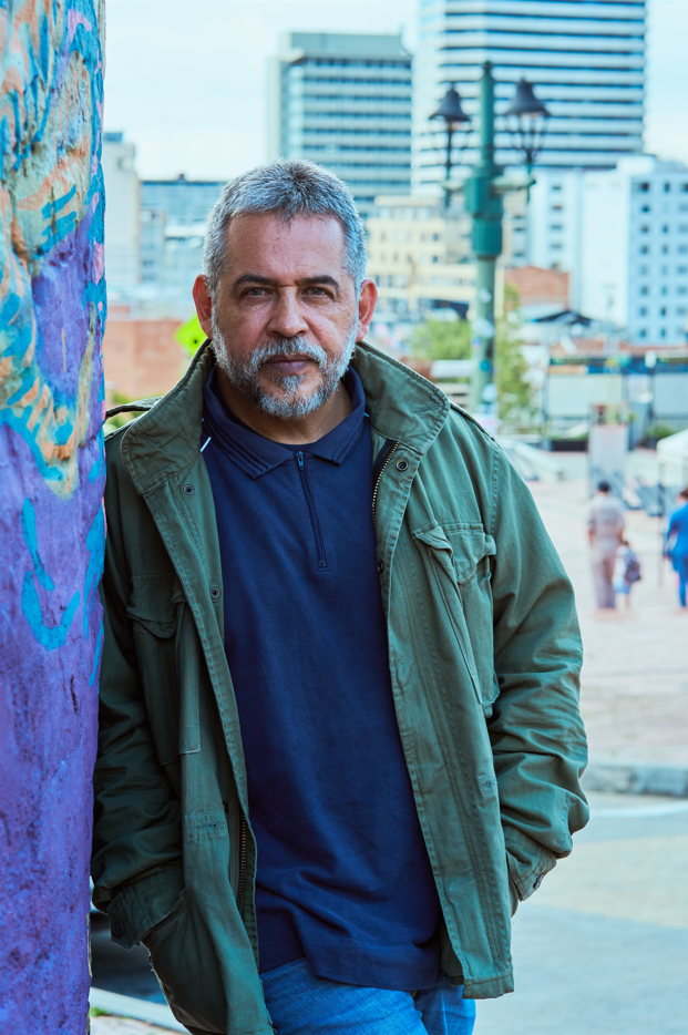 Mario Mendoza presenta 'La hora de los lobos', una mirada cruda a las ...
