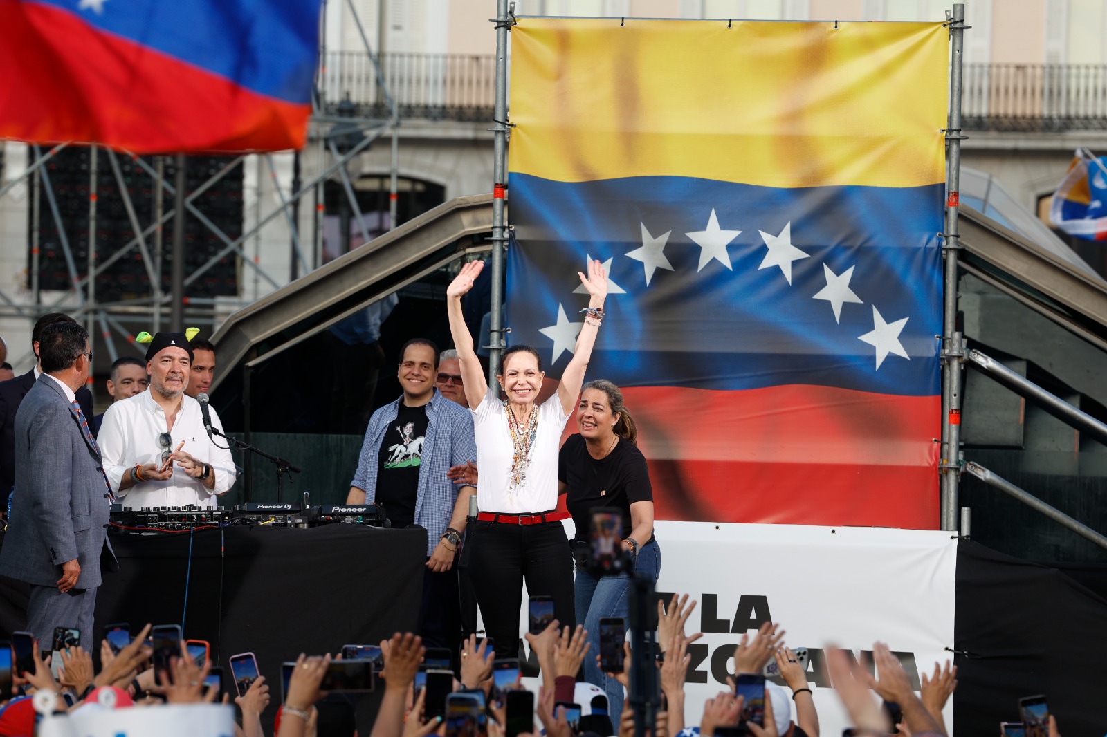 Carlos Baute desata polémica al gritar en acto de María Corina Machado ...