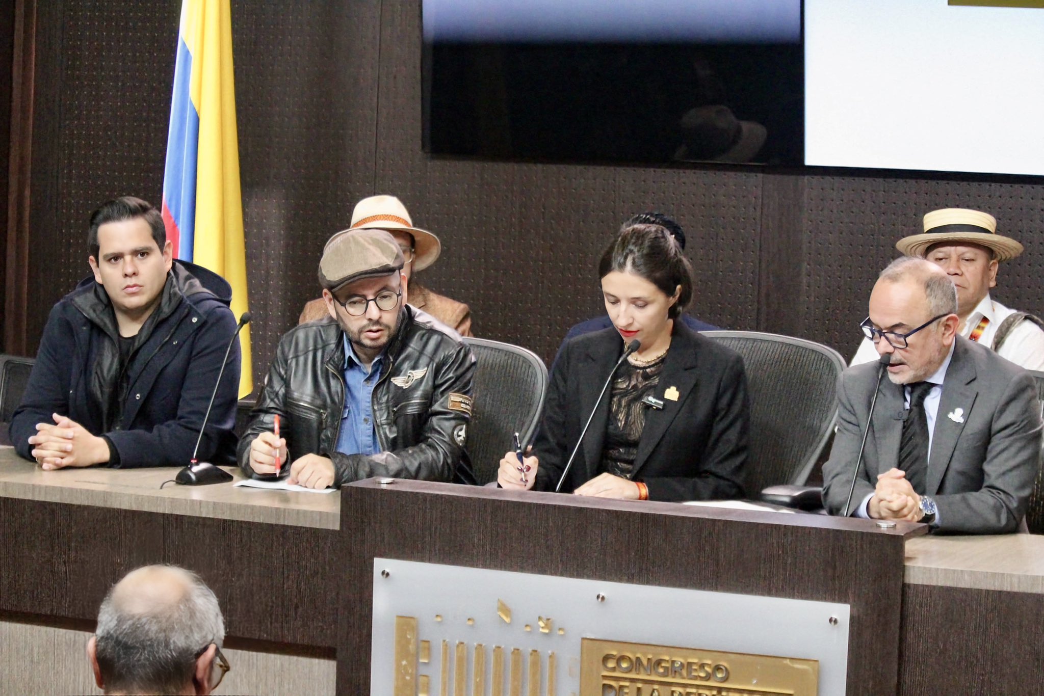 Iván Cepeda denuncia nuevas presiones de grupos armados para influir en ...